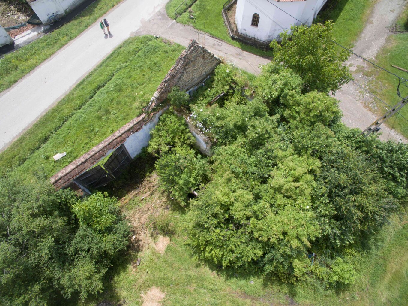 O ruină. Un teatru. O grădină de vară. O casă. Casa-Teatru din Şona ...